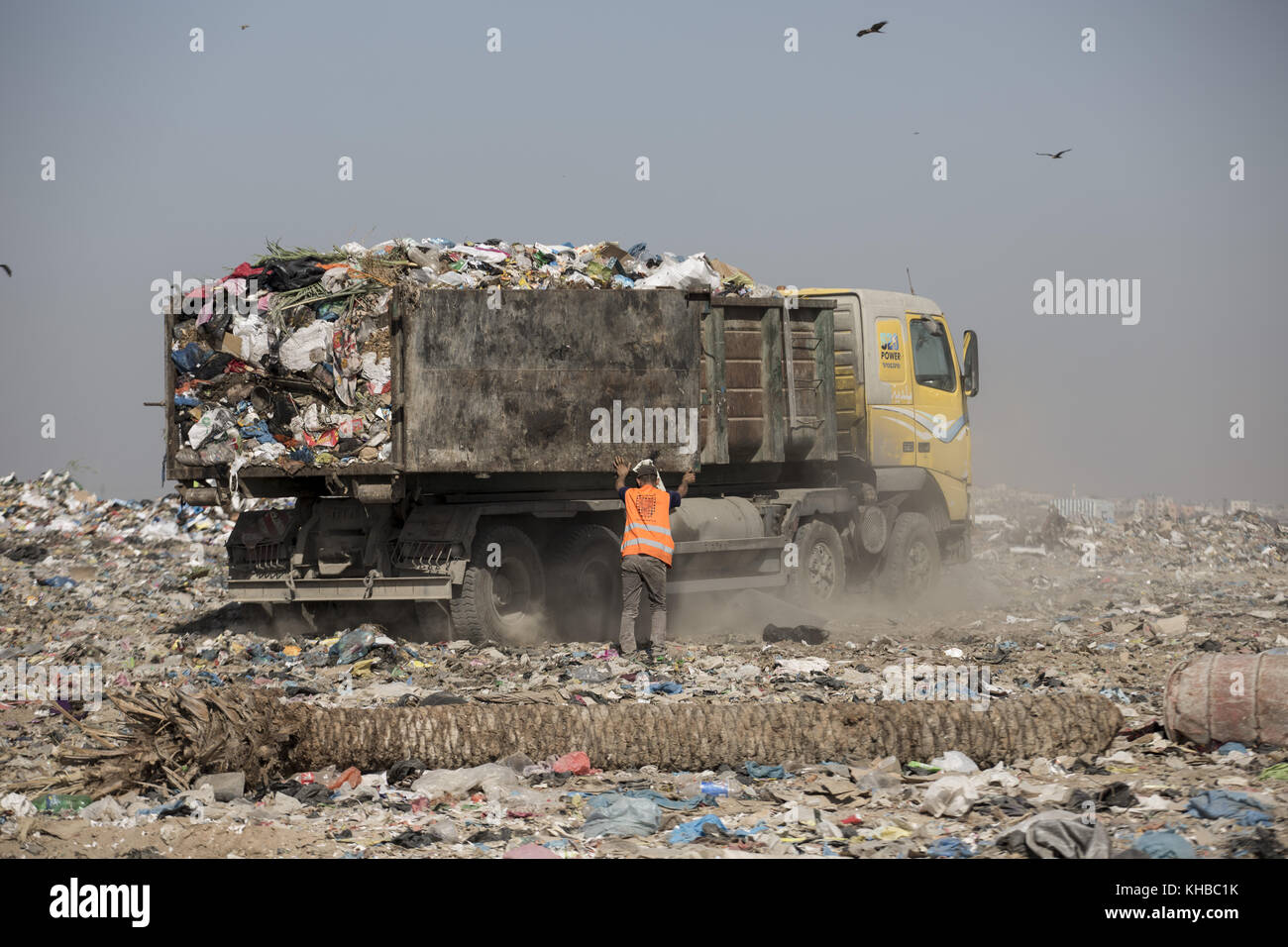 Gaza City, The Gaza Strip, Palestine. 15th Nov, 2017. The truck empties ...