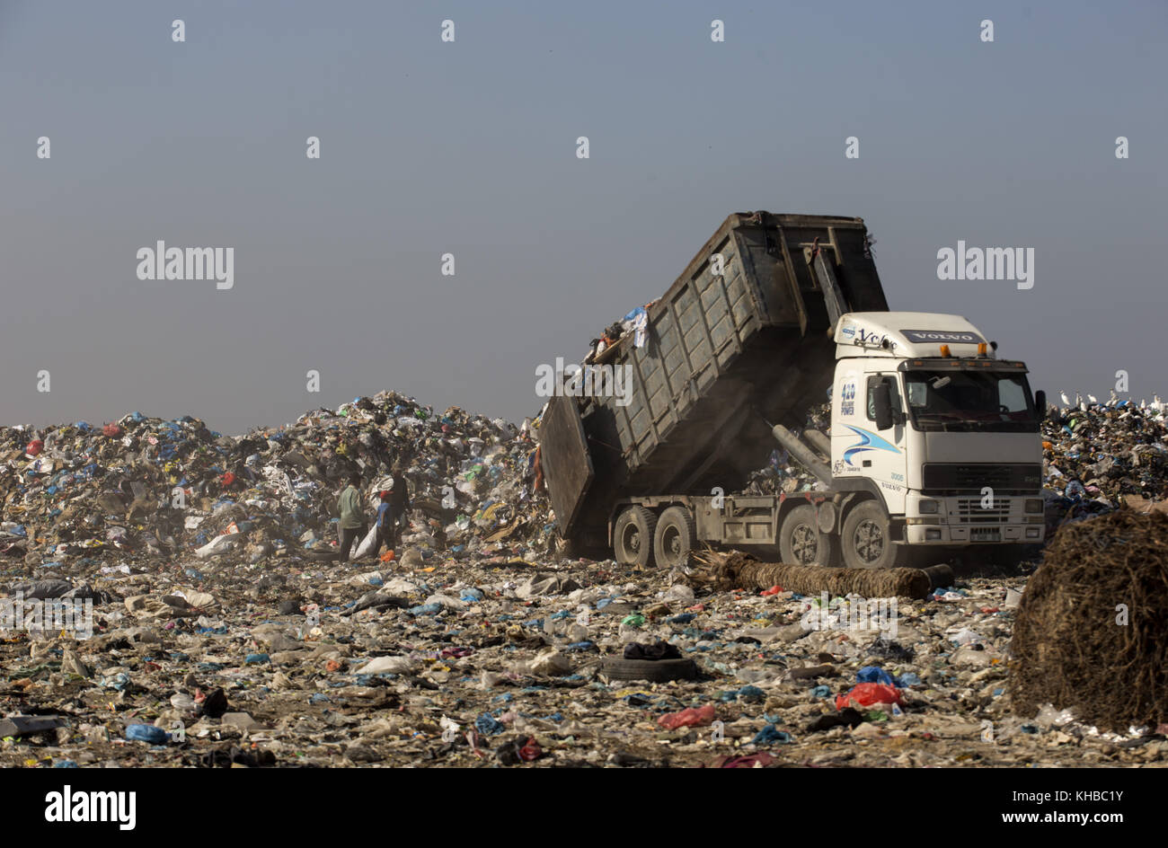 Gaza City, The Gaza Strip, Palestine. 15th Nov, 2017. The truck empties ...