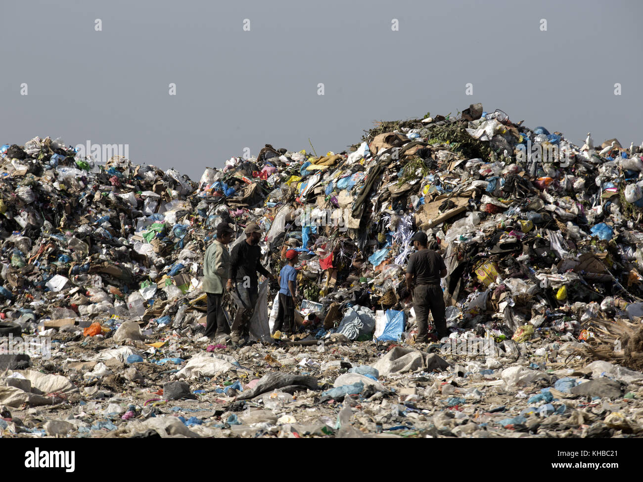 Gaza City, The Gaza Strip, Palestine. 15th Nov, 2017. A Palestinian man ...