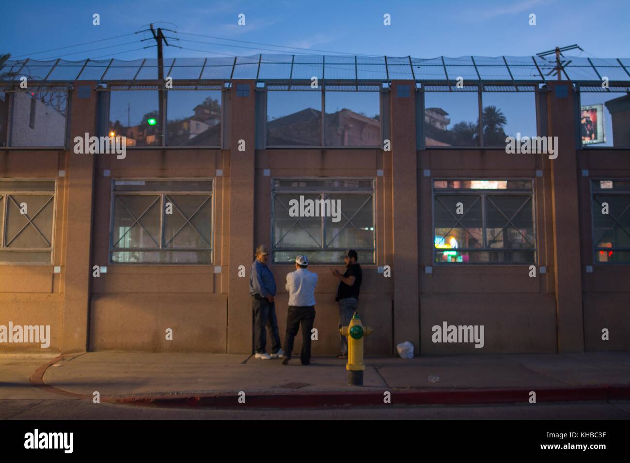 Live line people standing hi-res stock photography and images - Alamy