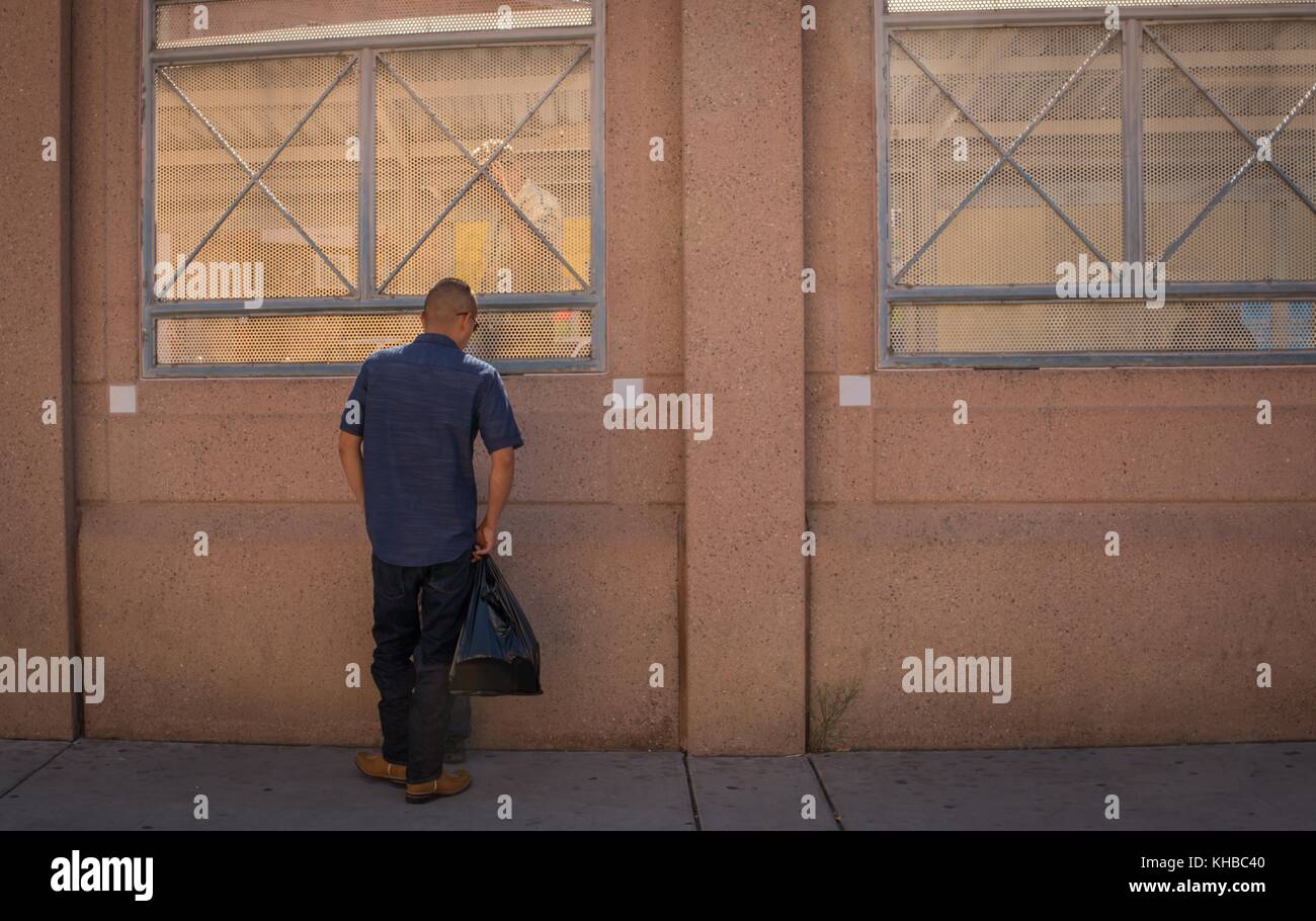 Live line people standing hi-res stock photography and images - Alamy