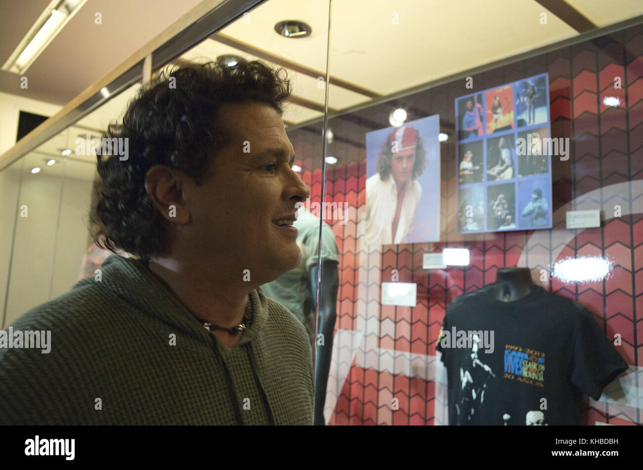 Los Angeles, CALIFORNIA, USA. 13th Nov, 2017. Colombian singer Carlos ...