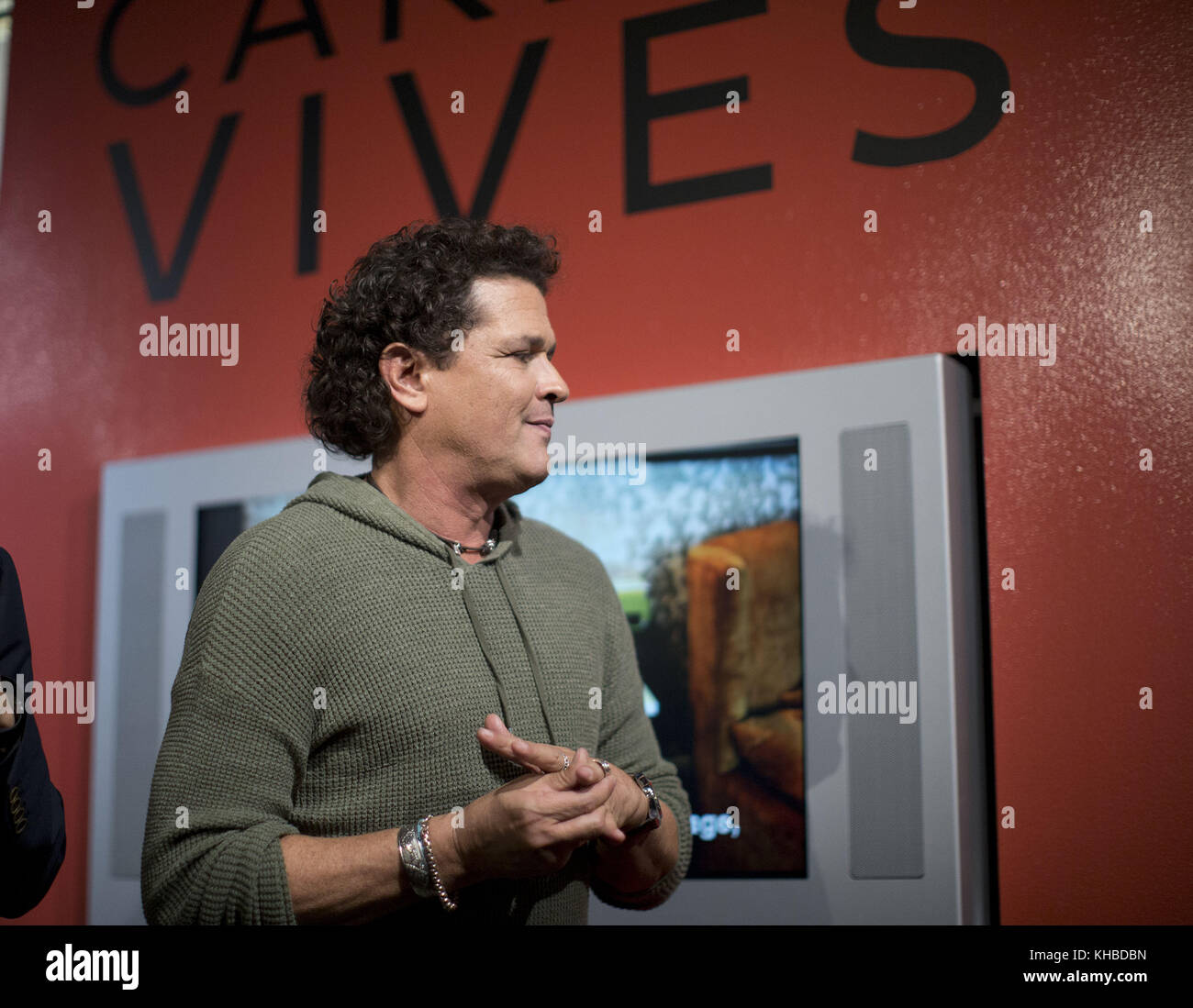 Los Angeles, CALIFORNIA, USA. 13th Nov, 2017. Colombian singer Carlos ...