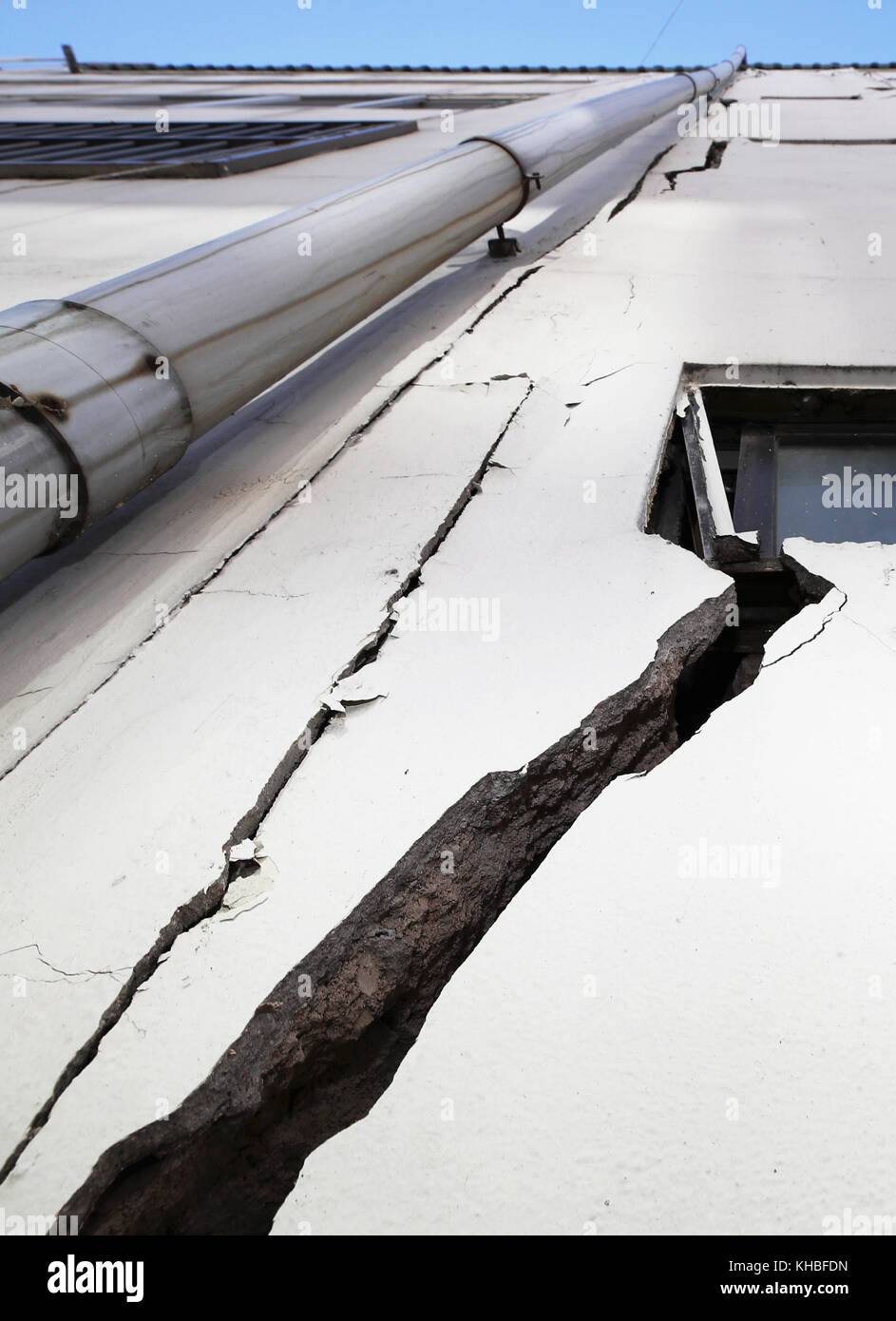 16th Nov, 2017. Quake-stricken apartment building in danger of collapse ...