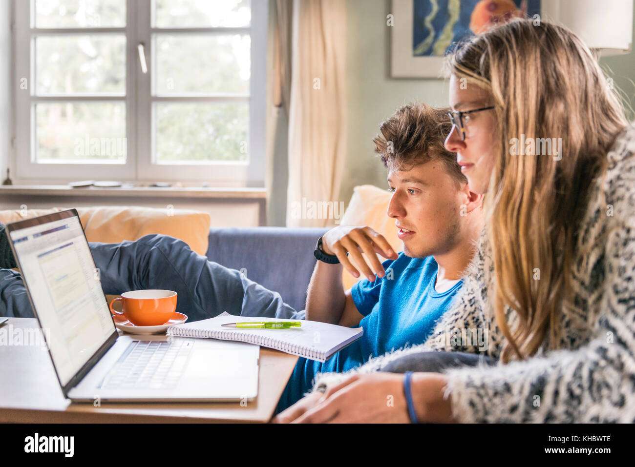 People sitting in front of computer hi-res stock photography and images ...