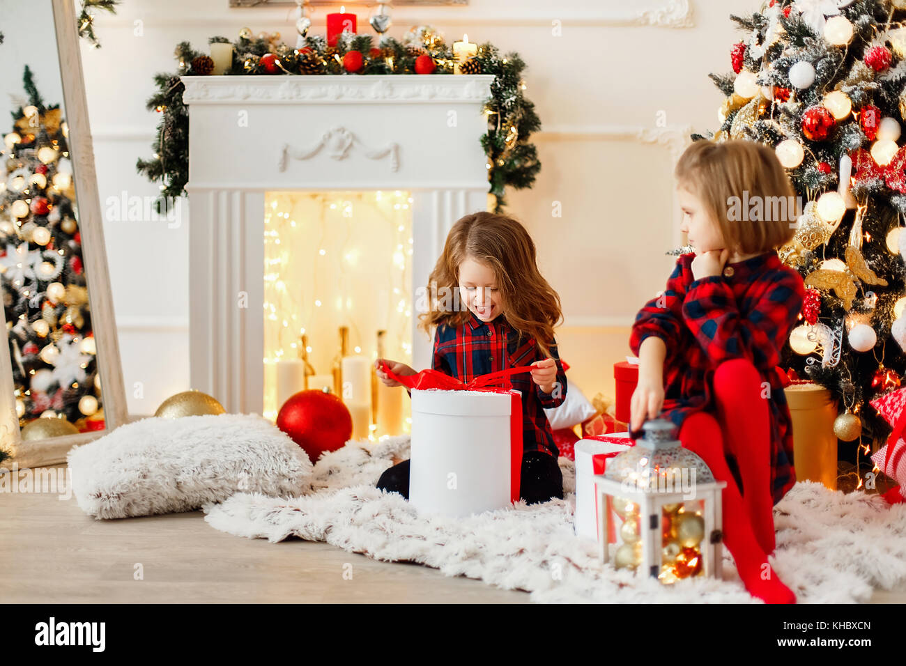 People opening christmas presents hi-res stock photography and images ...