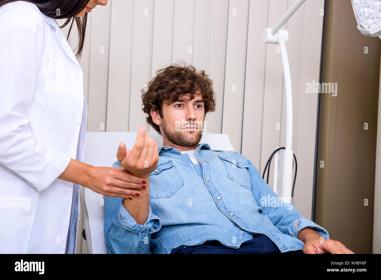 A young male patient in the emergency room with doctor Stock Photo - Alamy