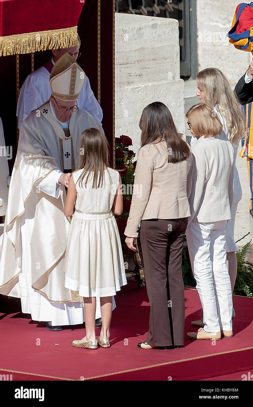 Offertory mass catholic hi-res stock photography and images - Alamy
