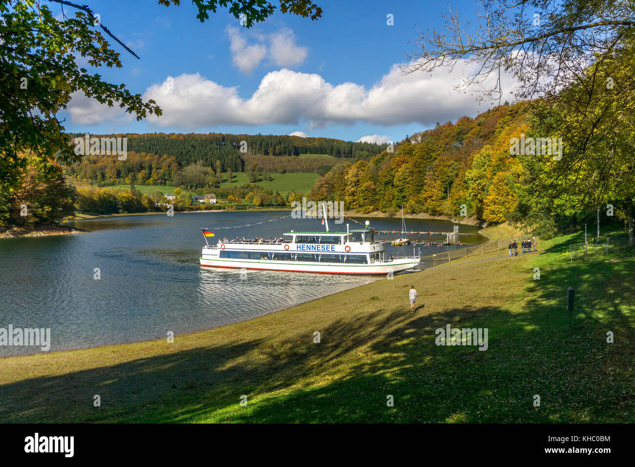 Ausflugsboot am Hennesee im Naturpark Sauerland-Rothaargebirge bei ...