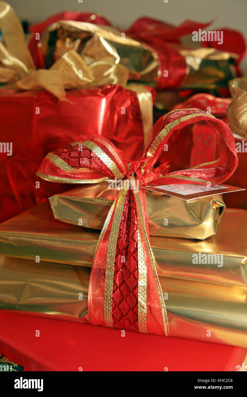 Red and gold wrapping paper hi-res stock photography and images - Alamy