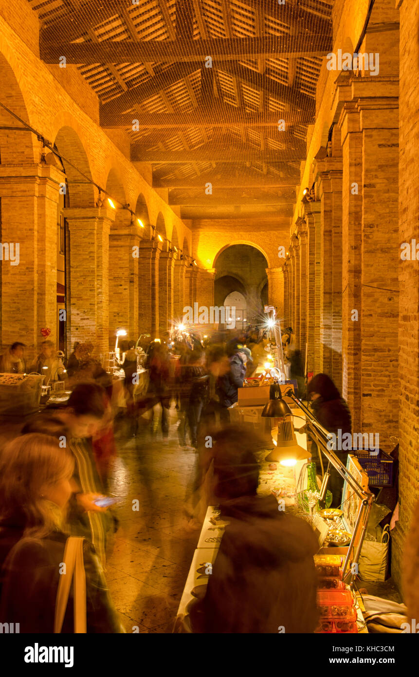 View of busy life before Christmas festivities Stock Photo - Alamy