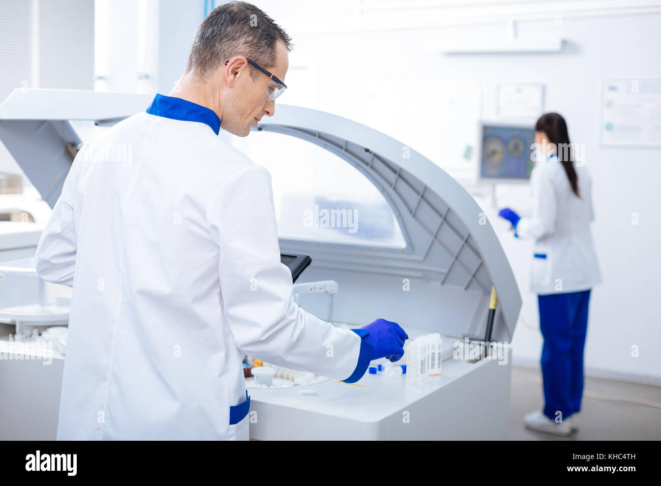 Lab assistant hi-res stock photography and images - Alamy