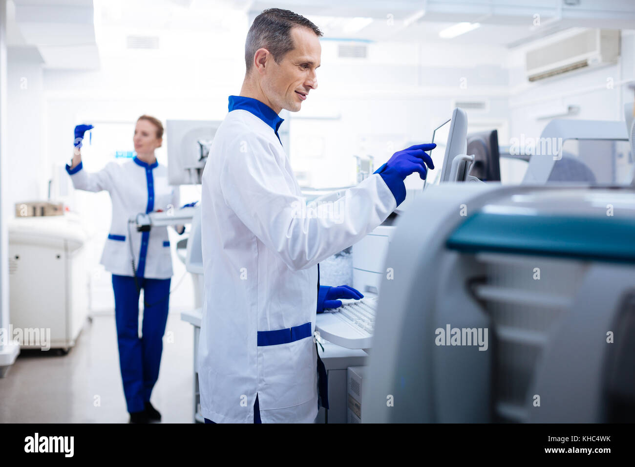 Lab assistant hi-res stock photography and images - Alamy