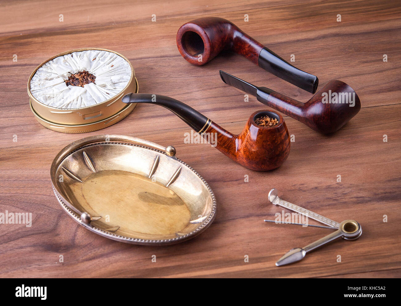 Pipes and tobacco on the table Stock Photo - Alamy