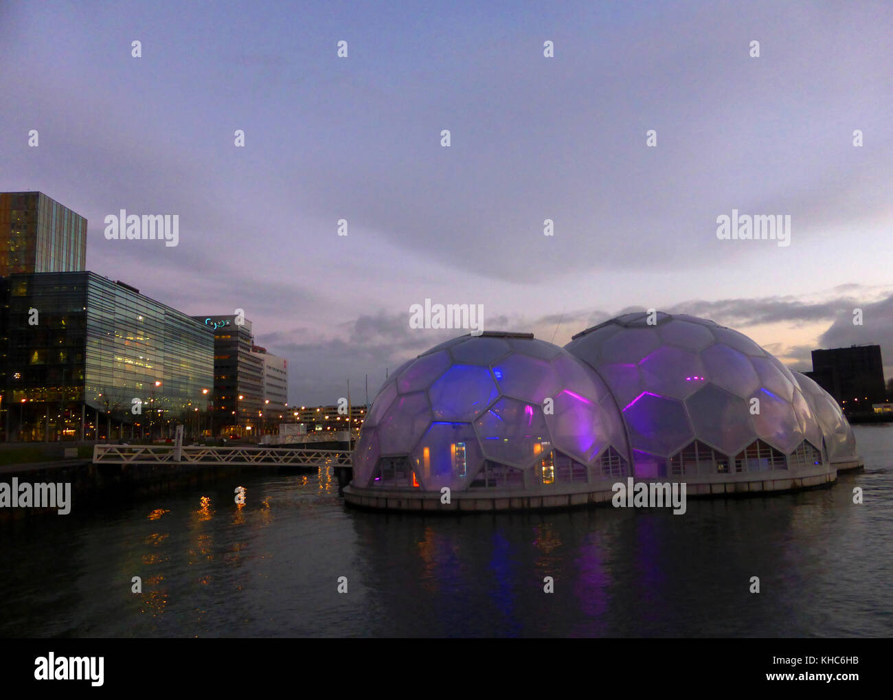 Rotterdam's floating pavillon in the evening *** Local Caption ...