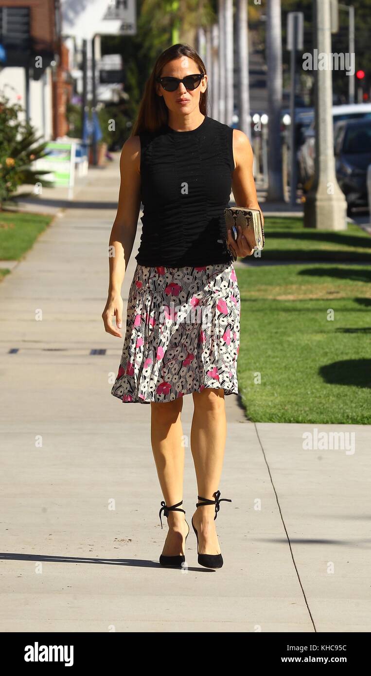 Jennifer Garner spotted showing her perfect figure while out for Sunday ...