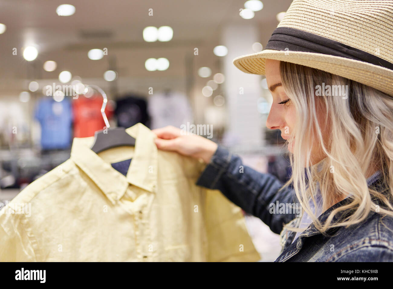 Customer matching hi-res stock photography and images - Alamy