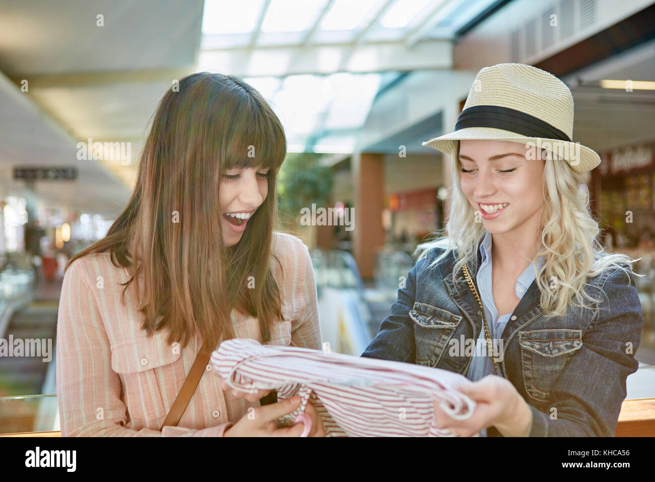 Girls at shopping mall hi-res stock photography and images - Alamy