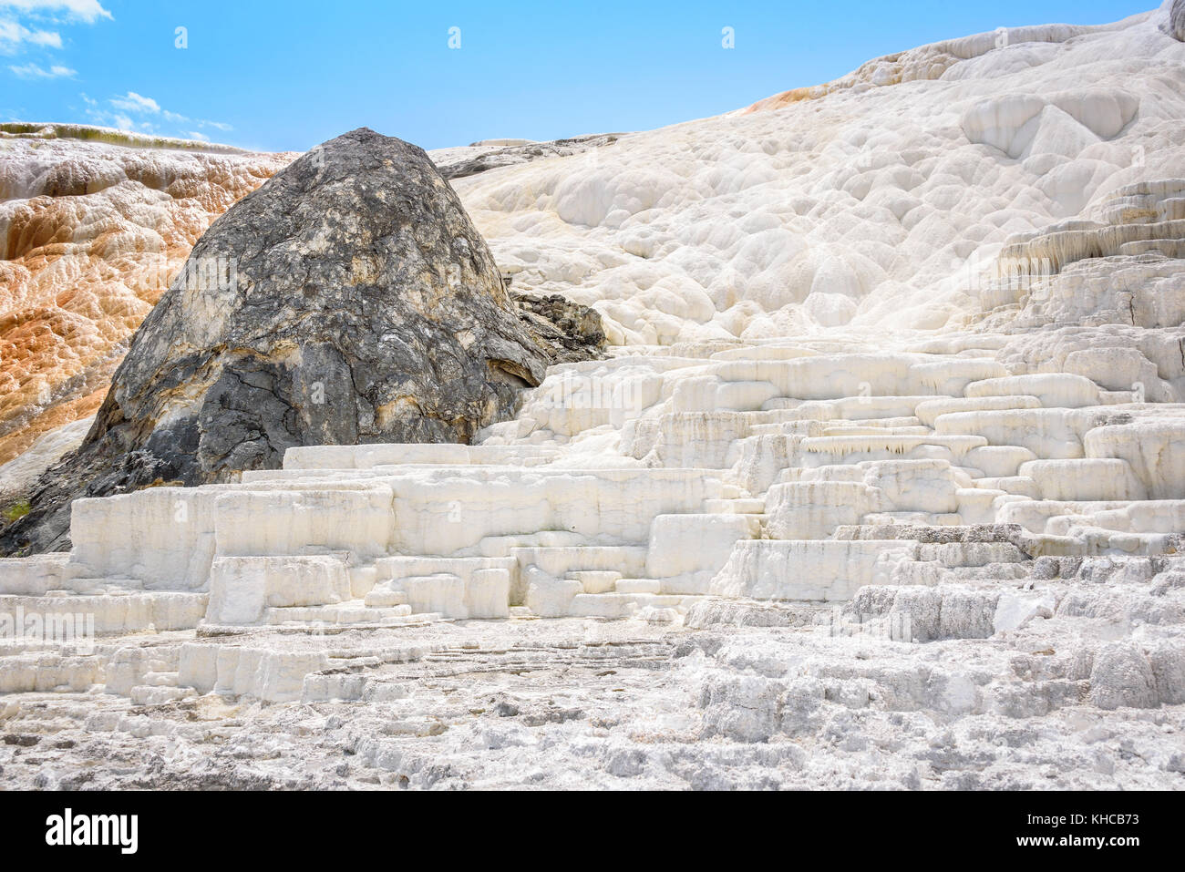The terraces made of crystallized calcium carbonate at Mammoth Hot ...