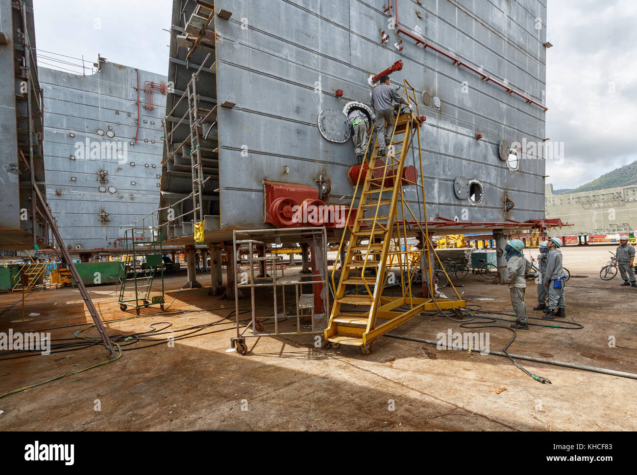Ship assembly dry dock hi-res stock photography and images - Alamy