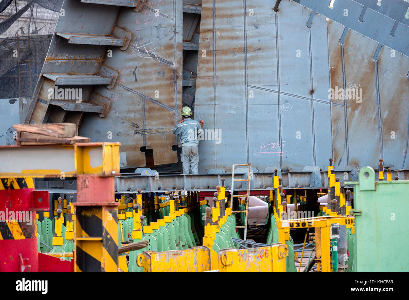 Hyundai vinashin shipyard hi-res stock photography and images - Alamy