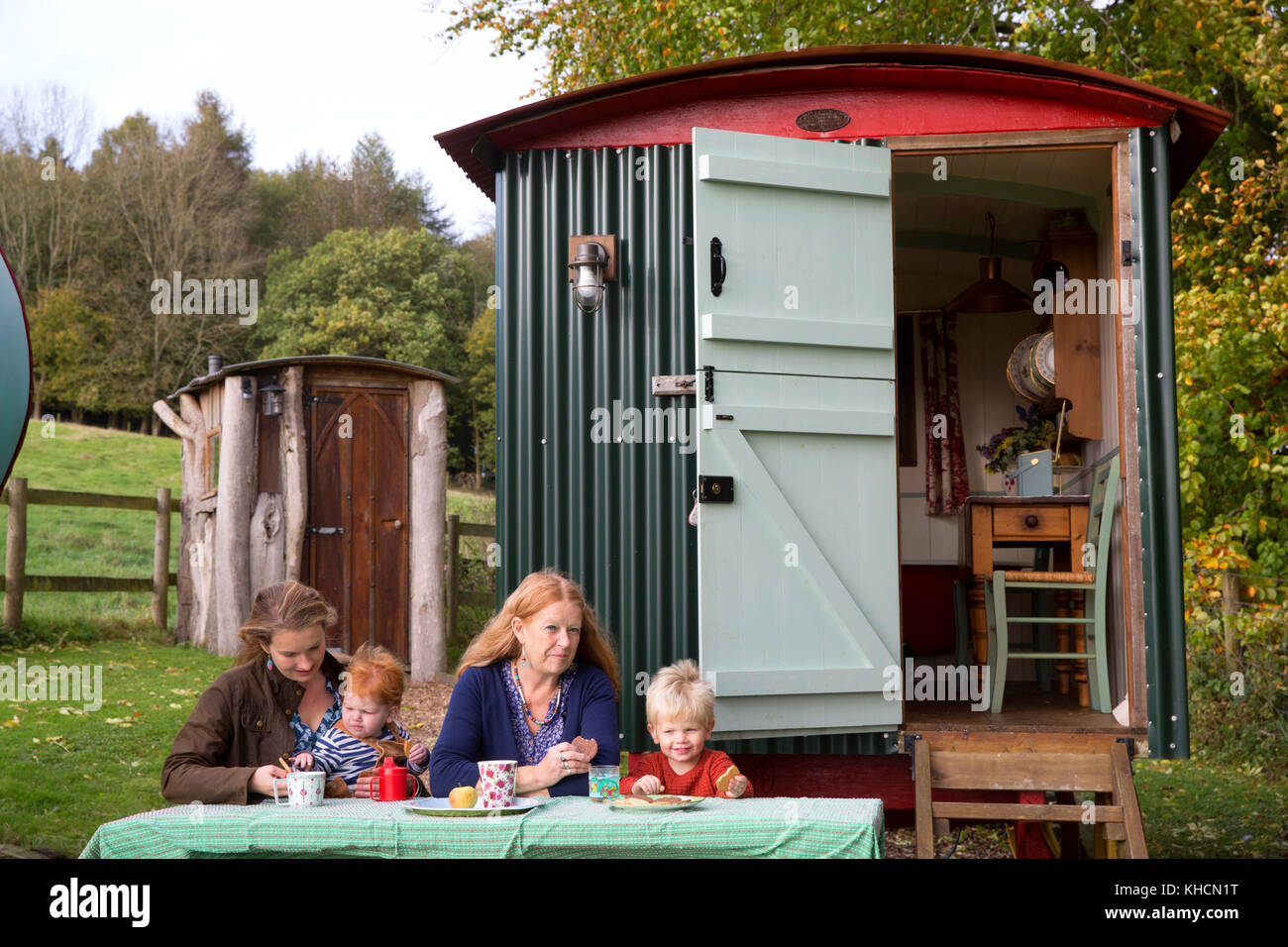 Traditional gypsy caravan hi-res stock photography and images - Alamy
