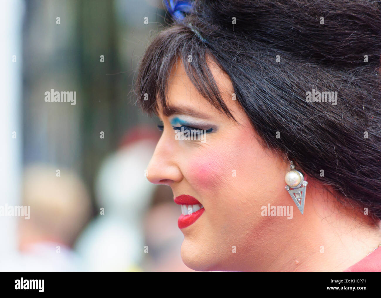 Drag artist entertains on the Royal Mile during the Edinburgh ...