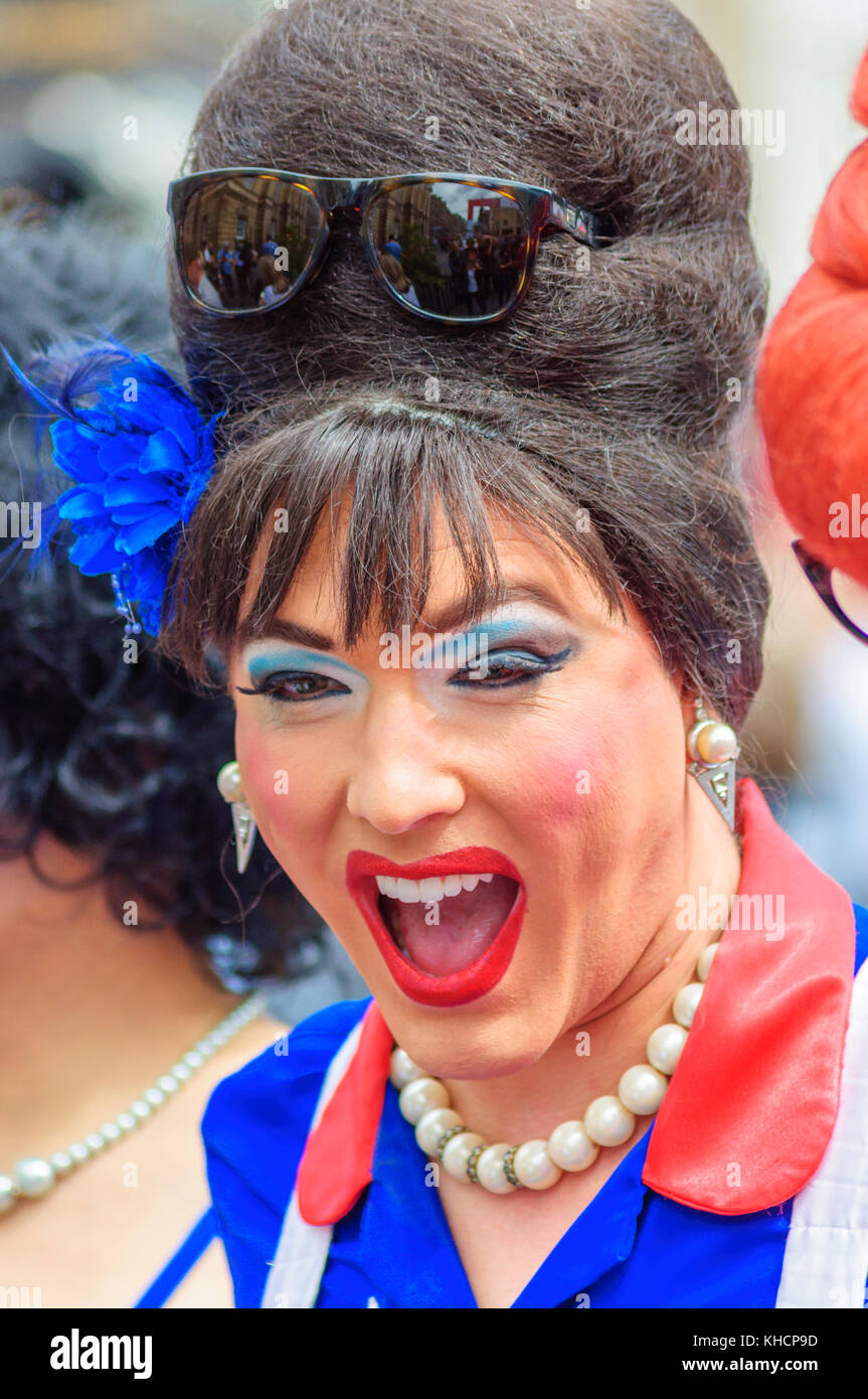 Drag artist entertains on the Royal Mile during the Edinburgh ...