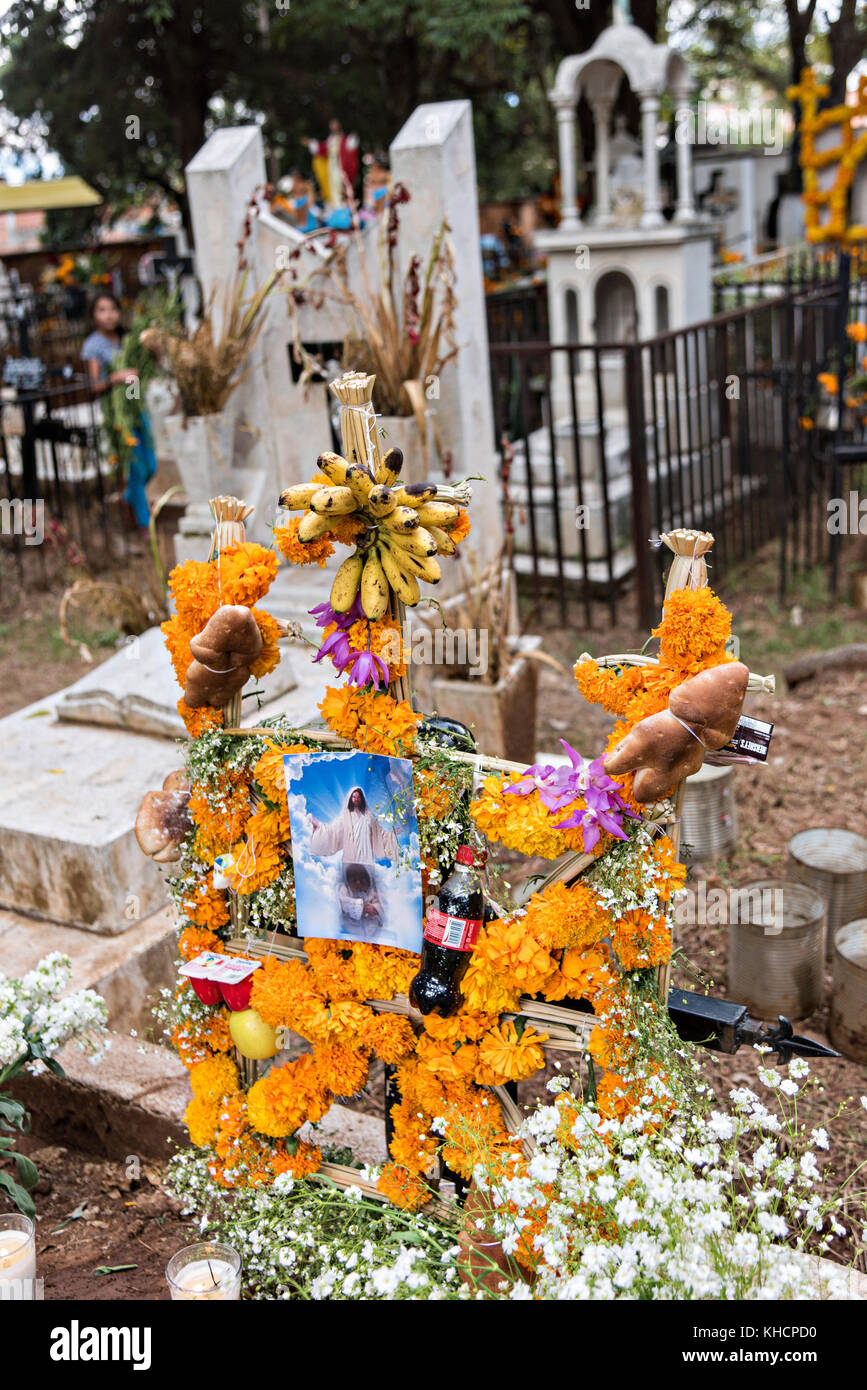 Grave altars hi-res stock photography and images - Alamy
