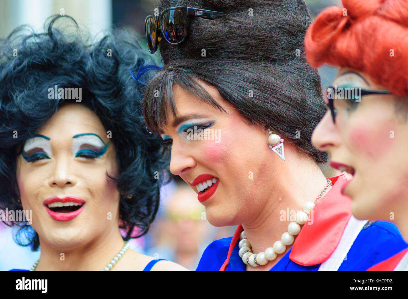 Drag artist entertains on the Royal Mile during the Edinburgh ...