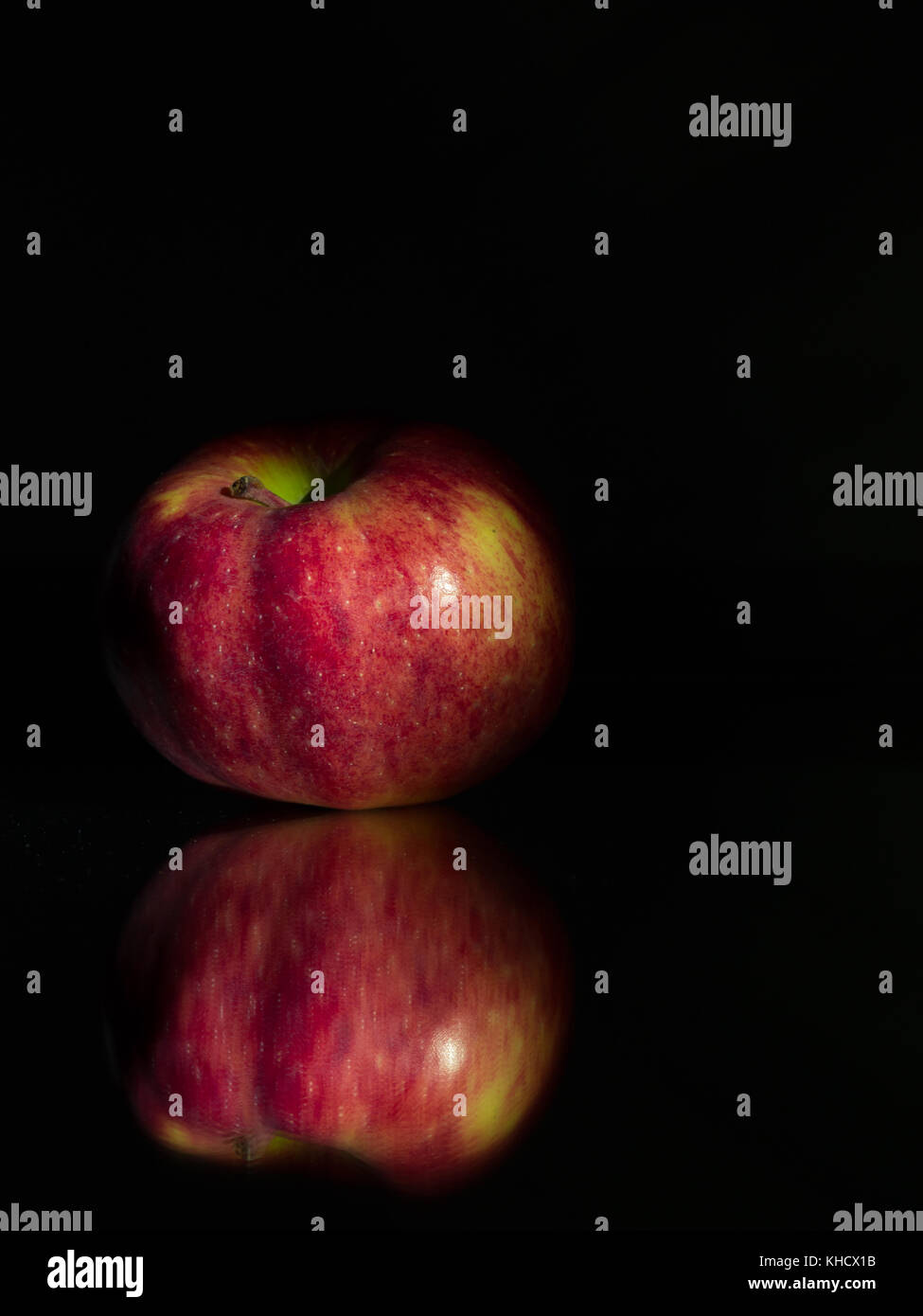 Realistic apple hi-res stock photography and images - Alamy