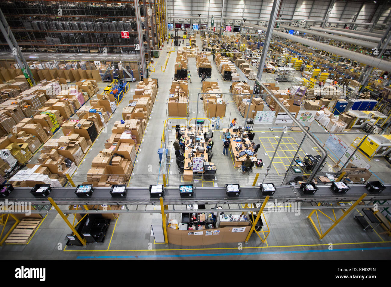 Amazon distribution warehouse hi-res stock photography and images - Alamy