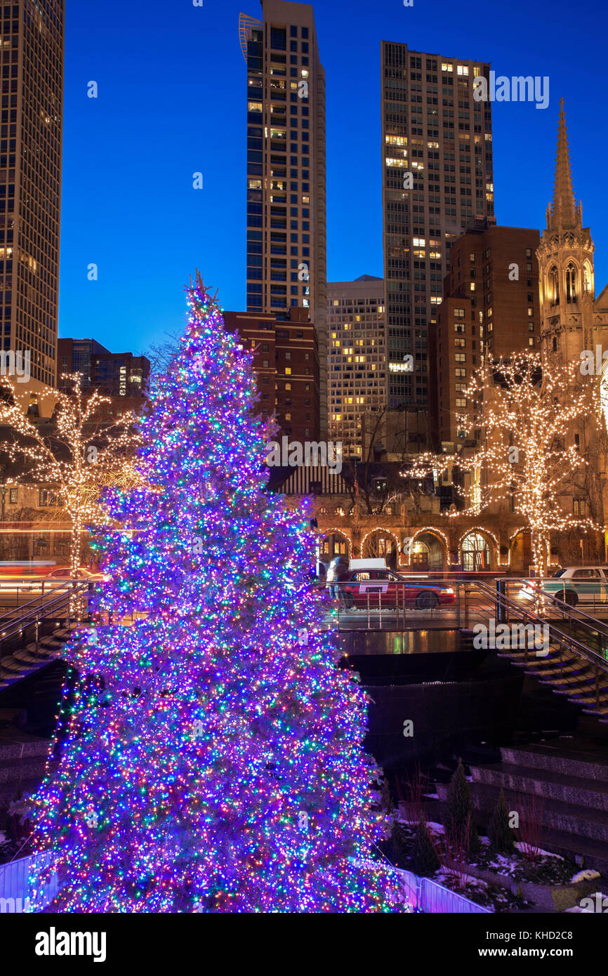 Christmass Tree in on Michigan Avenue in Chicago. Chicago, Illinois ...