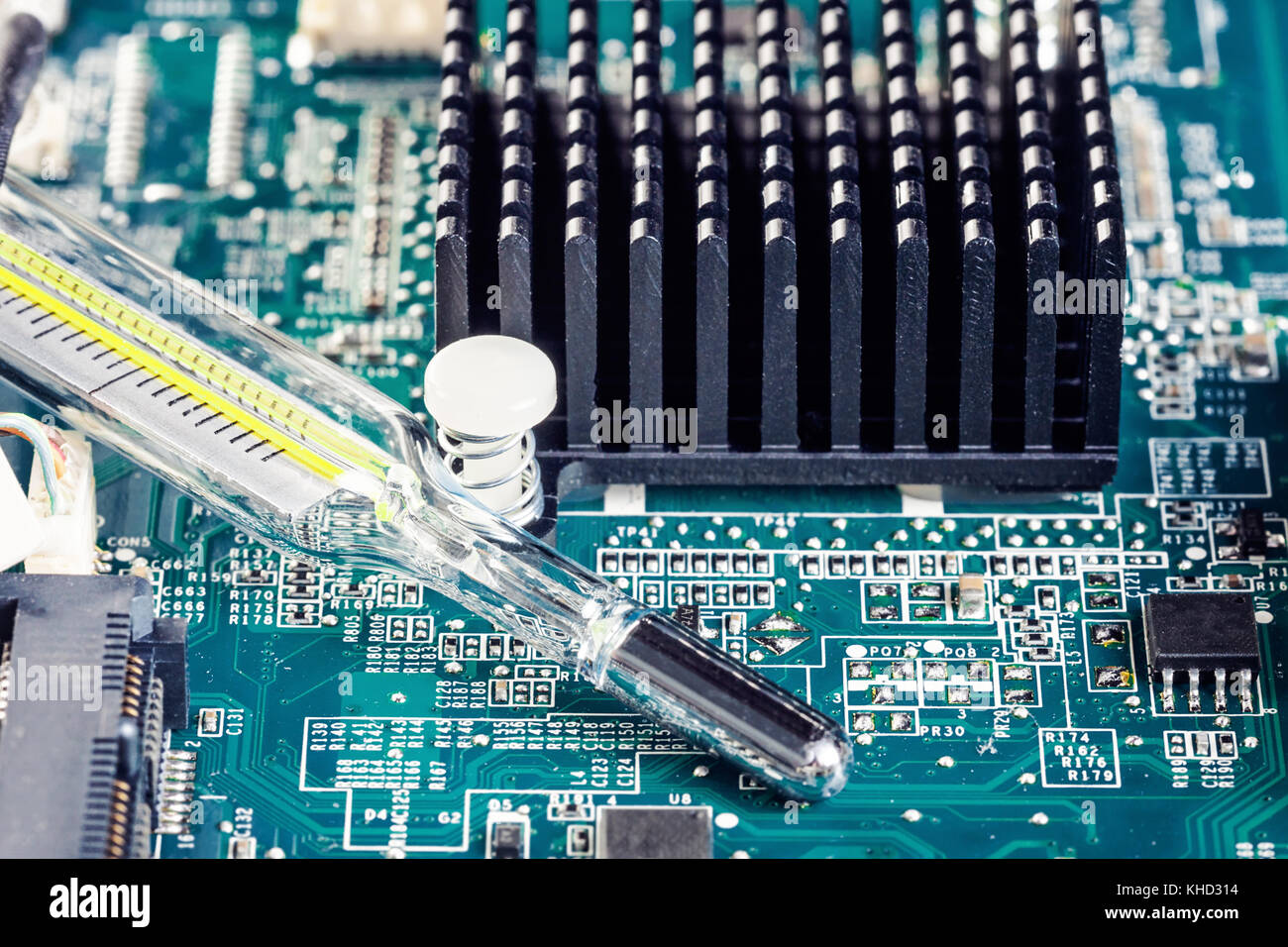 Cooling of Computer chip Thermometer analysis repair of PC laptop ...