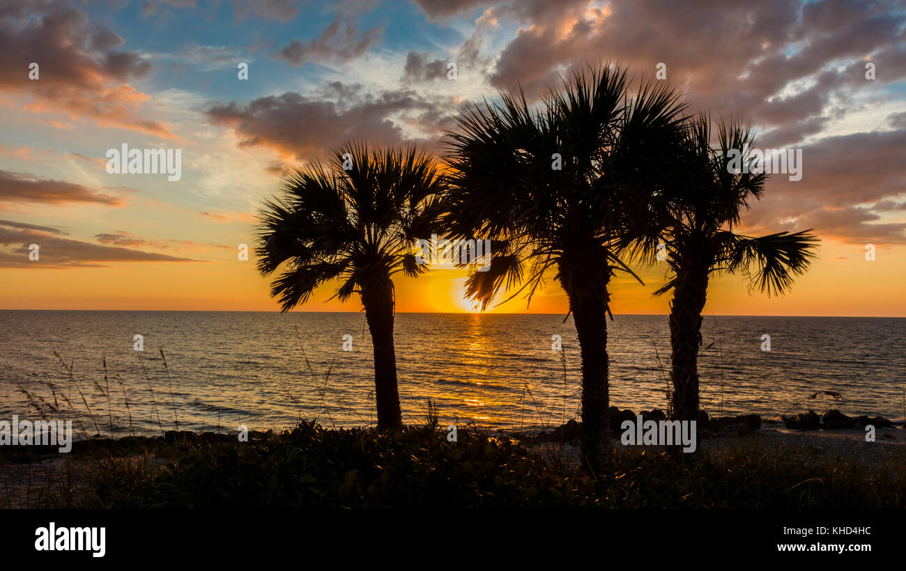 Colorful beach sunset clouds hi-res stock photography and images - Alamy