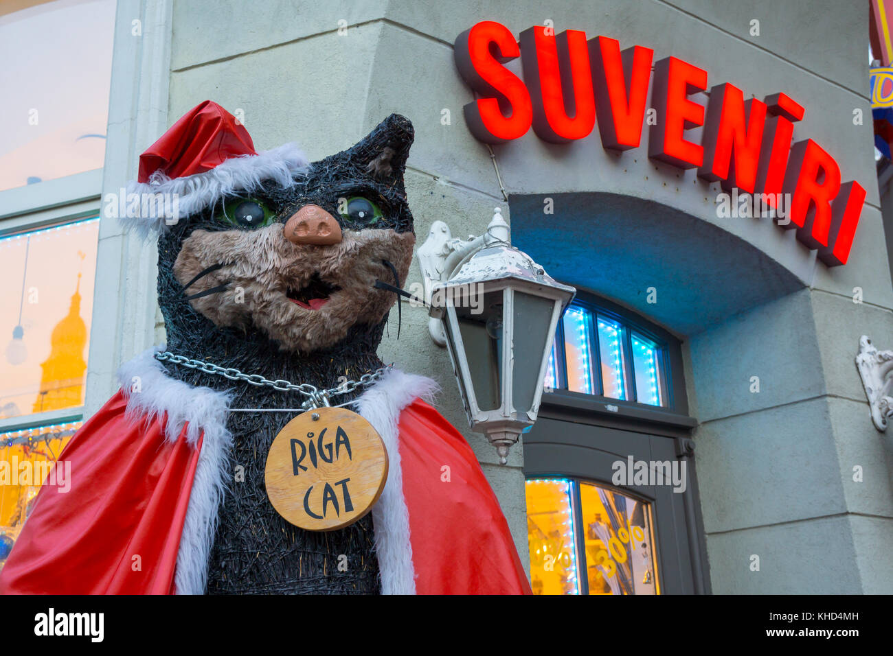 Riga Cat statue old town Stock Photo - Alamy