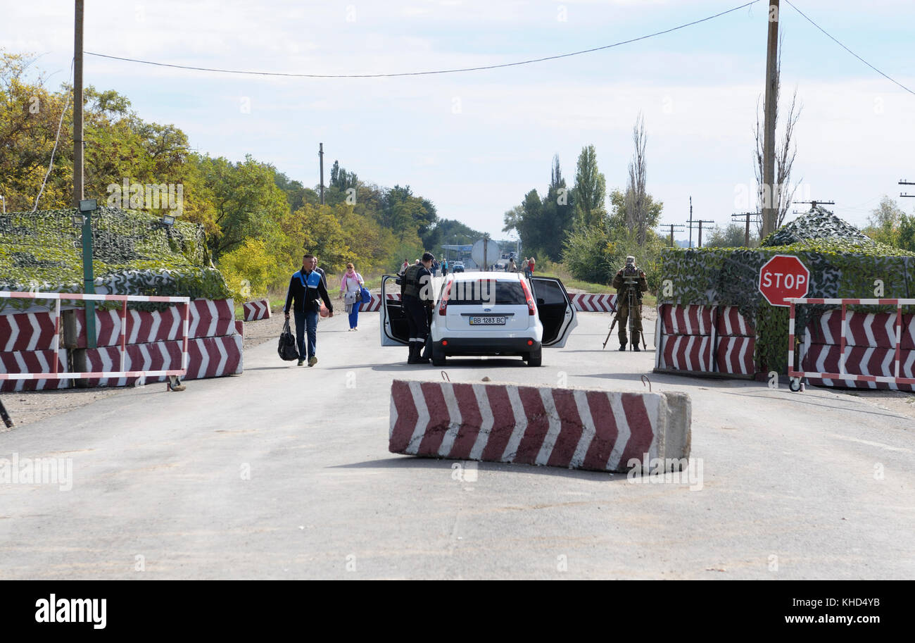 Inspecting goods at border hi-res stock photography and images - Alamy