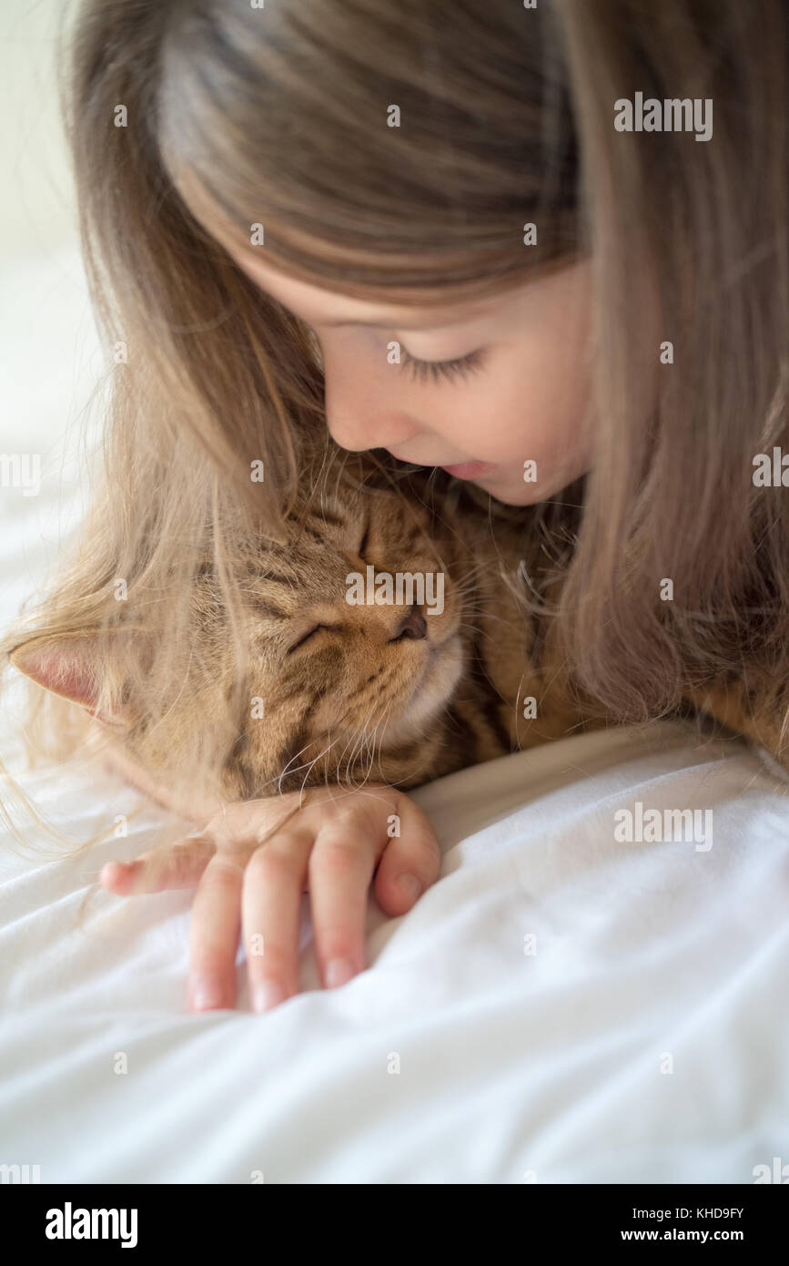 Girl hugging cat hi-res stock photography and images - Alamy