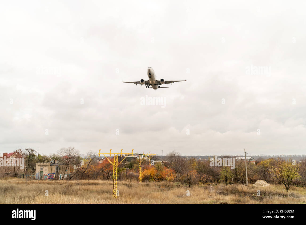 Low-flying aircraft over houses Stock Photo - Alamy