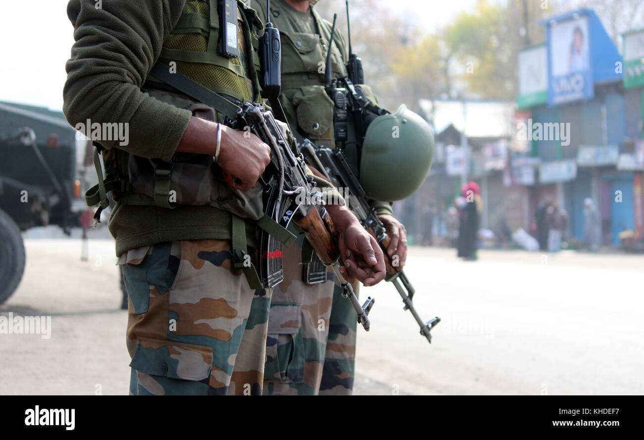 Kulgam, India. 14th Nov, 2017. A security personal standing guard ...