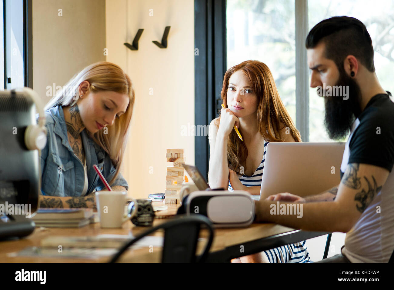 Working under the table hi-res stock photography and images - Alamy