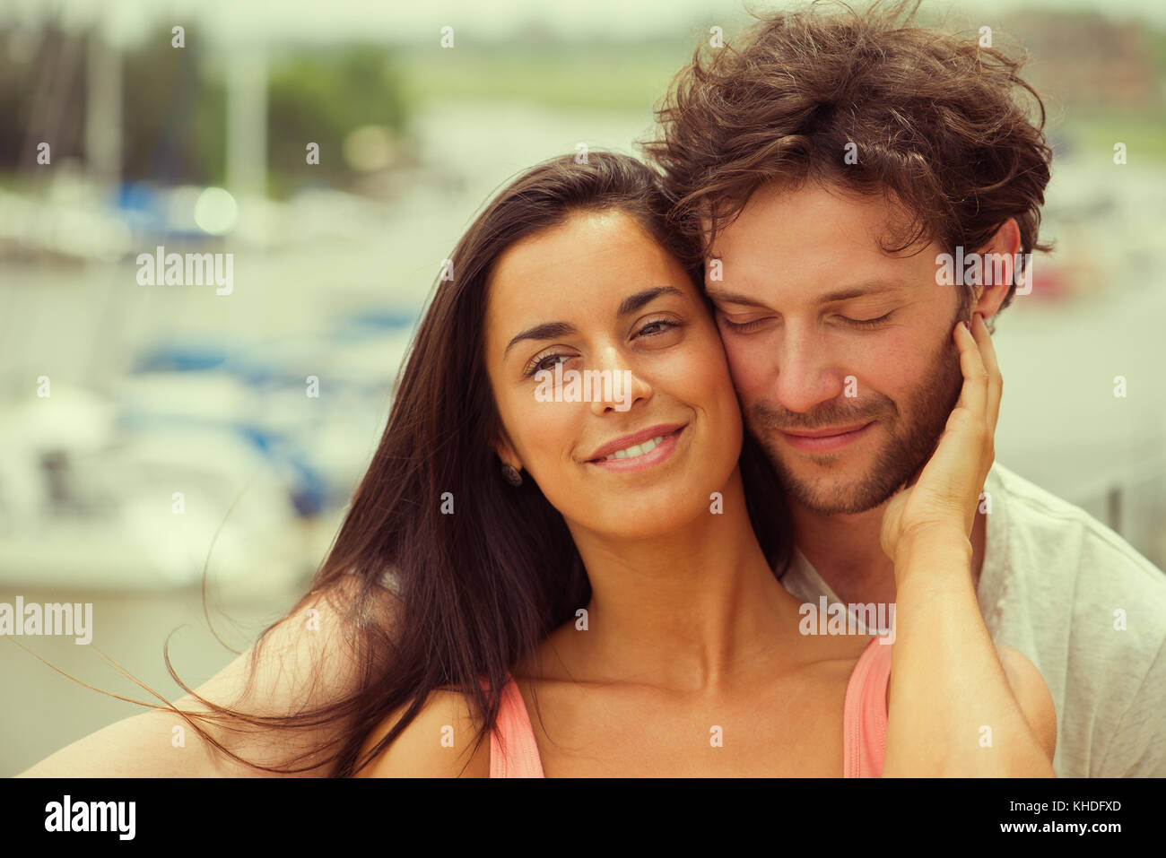 Couple on vacation enjoying scenery Stock Photo - Alamy