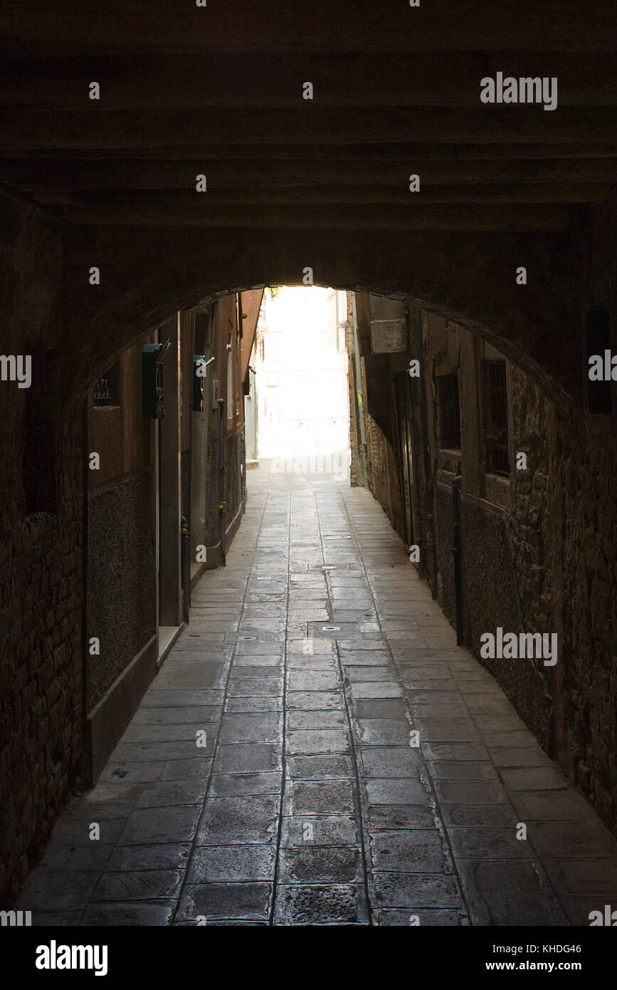 Dark alleyways hi-res stock photography and images - Alamy
