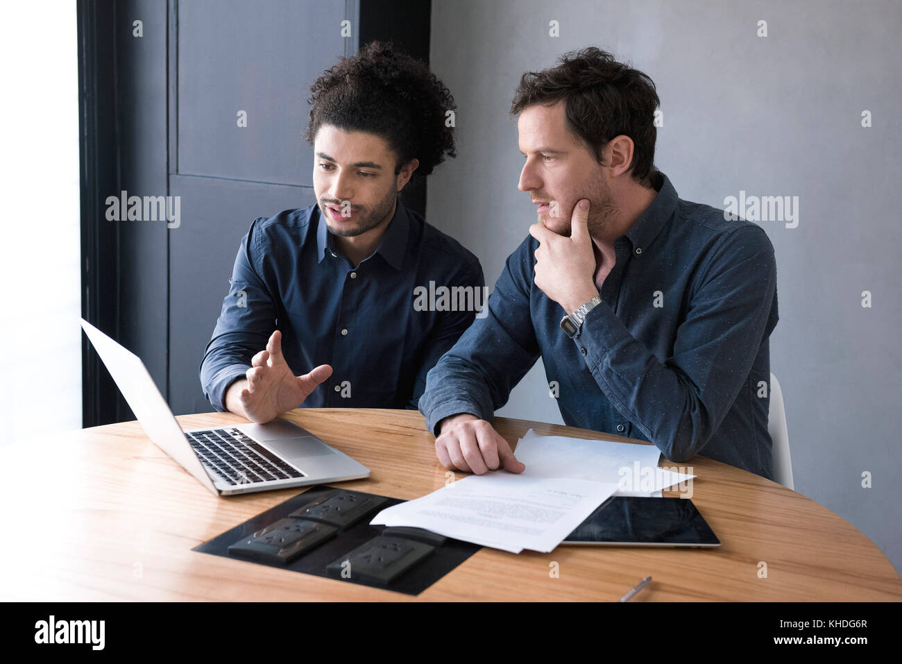 Colleague teamwork hi-res stock photography and images - Alamy
