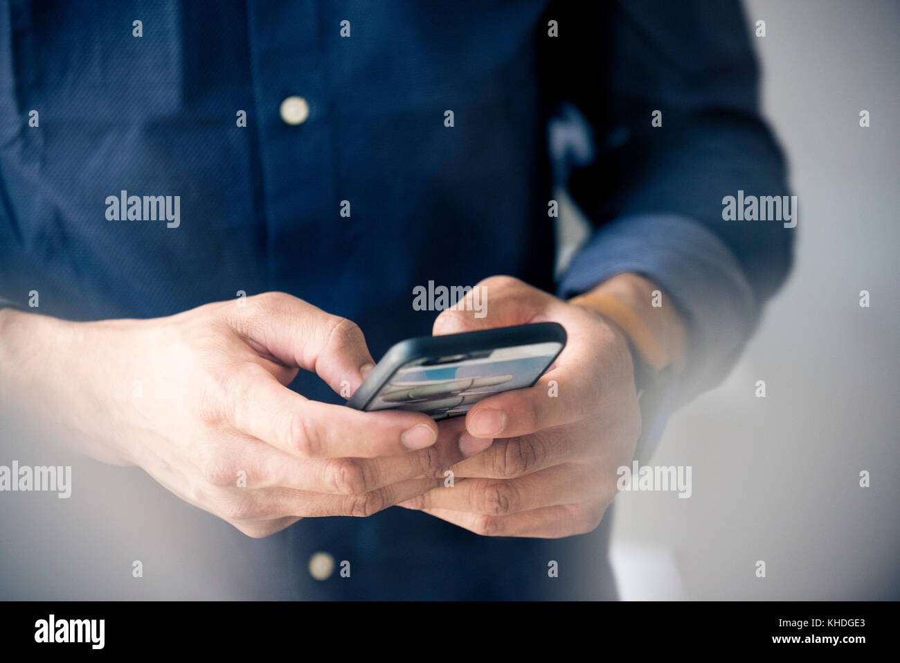 Man using smartphone Stock Photo - Alamy