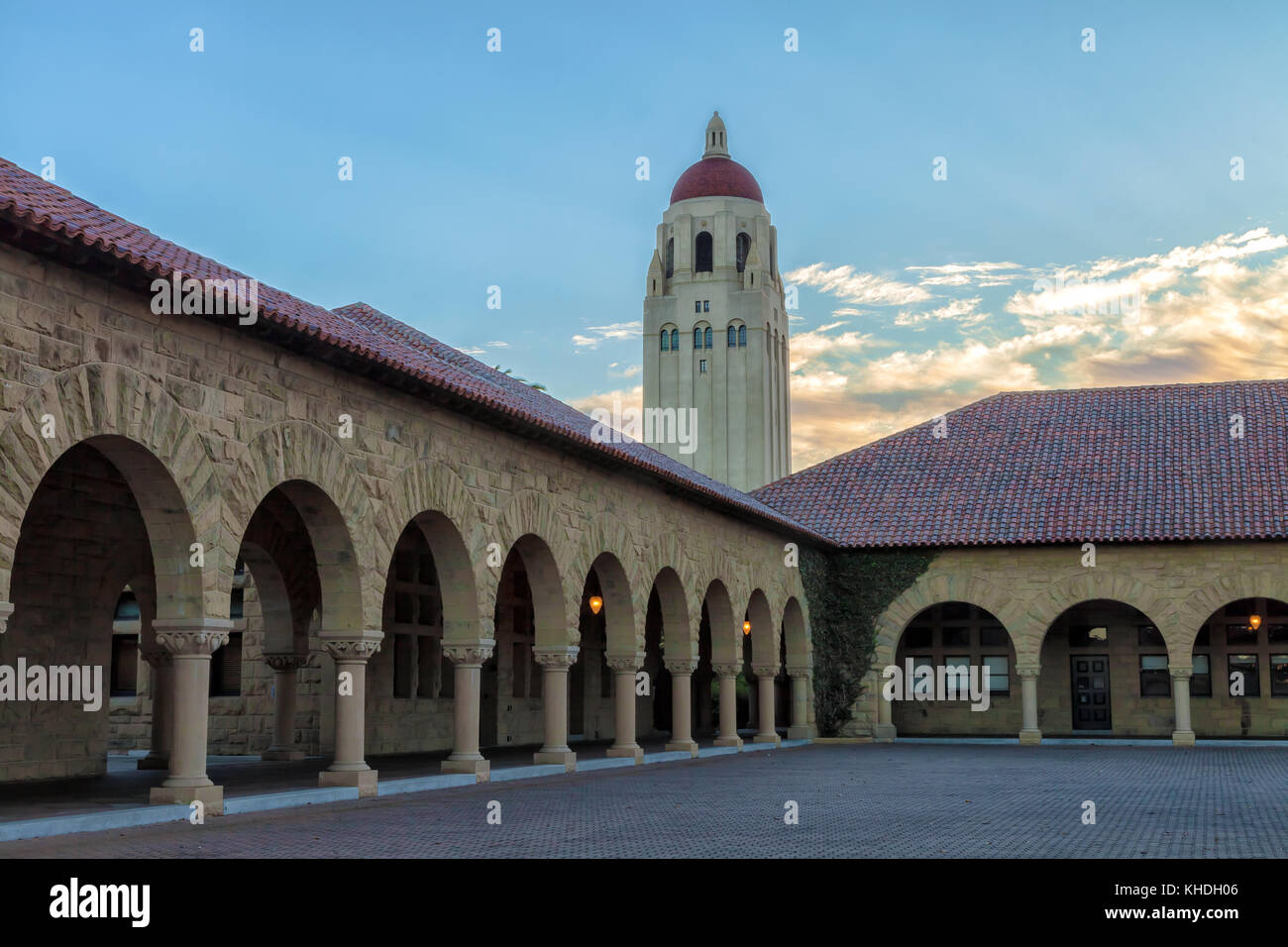 Hoover Tower and the Stanford University campus at early morning, Palo ...