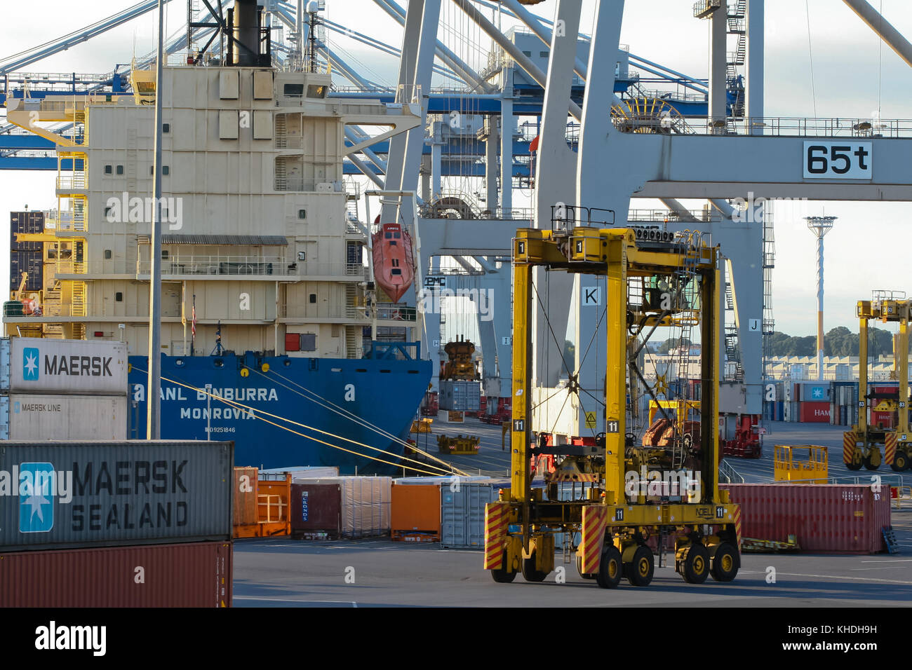 Straddle cranes hi-res stock photography and images - Alamy