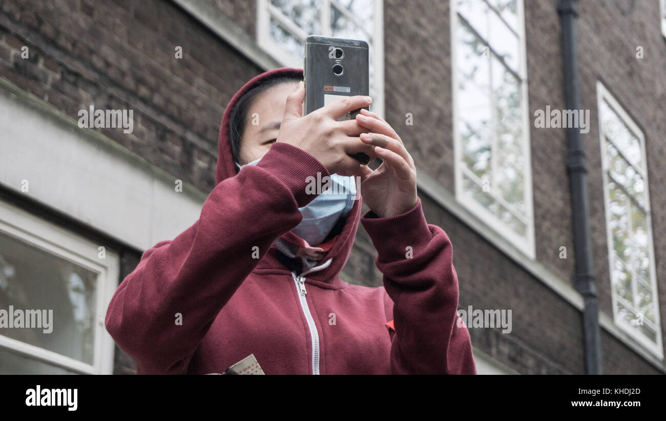 London, UK. 15th Nov, 2017. A Chinese student records the moments from ...