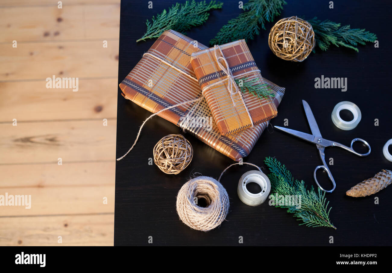 wrapping christmas presents Stock Photo - Alamy