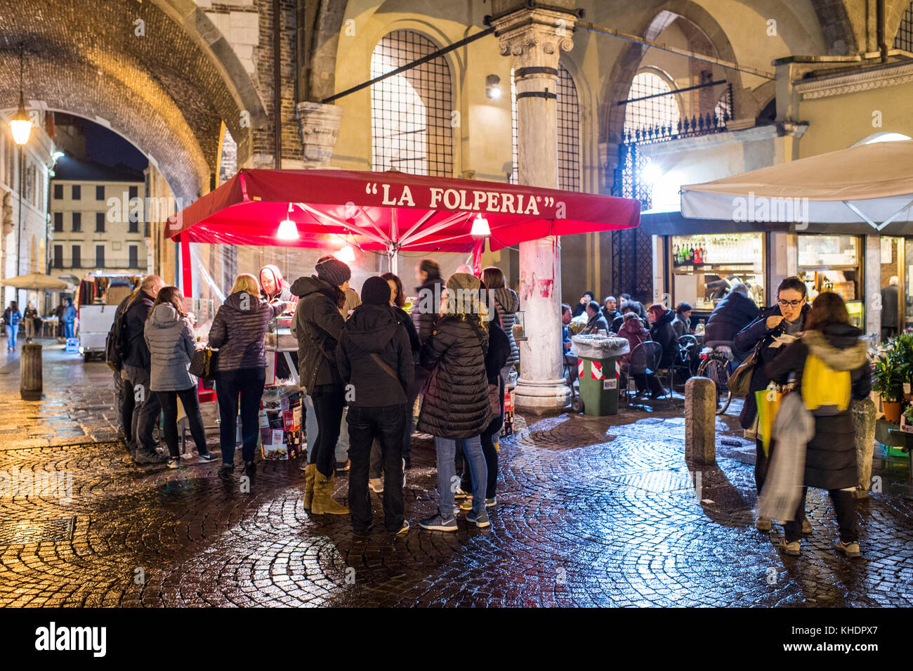 ITALY, VENETO, PADUA, PIAZZA DELLA FRUTTA, STREET FOOD STAND Stock ...